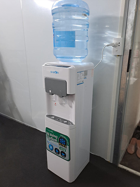 Cây nước nóng lạnh Karofi HC16 - Úp bình