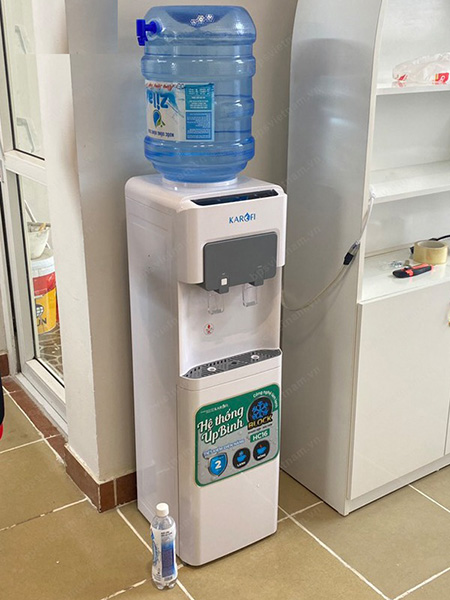 Cây nước nóng lạnh Karofi HC16 - Úp bình